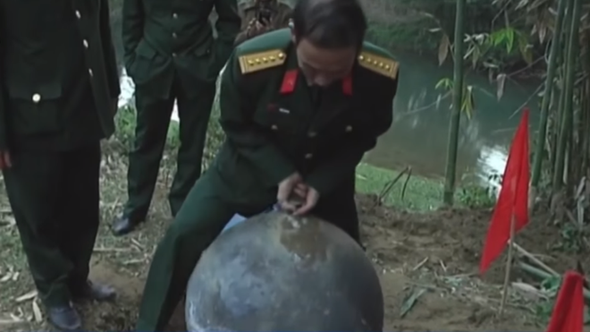 Sfere metalice misterioase au căzut din cer în Vietnam. Armata ...