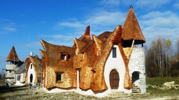 Castelul de lut din Porumbacu de Sus, o minune în Valea Zânelor ...