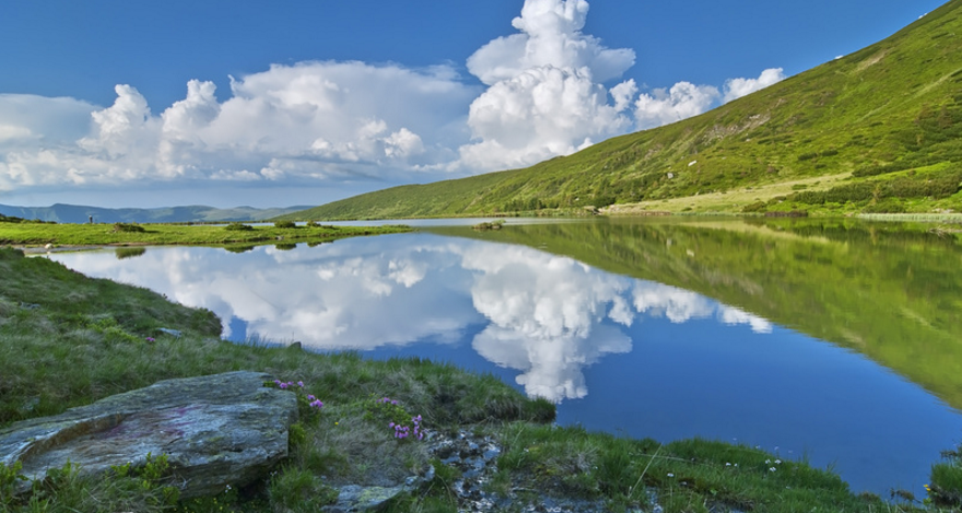 În munții Rodnei, mai sus de stațiunea Borșa, se află Lacul Știol. Din ...