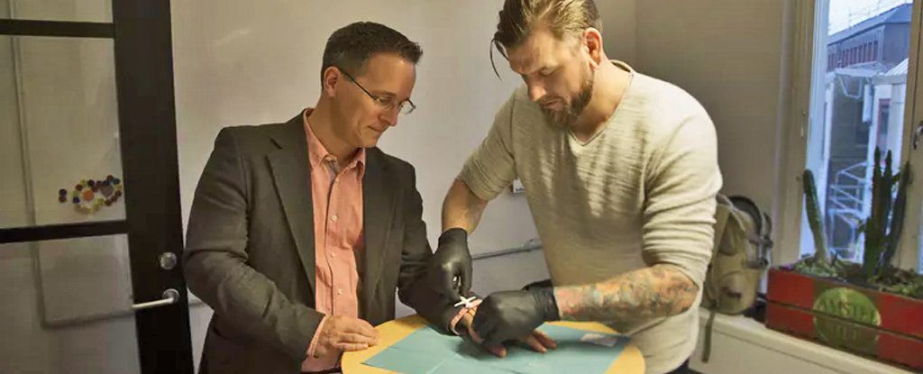 Mii de suedezi aleg să-și implanteze microcipuri în corpurile lor. Iată ...