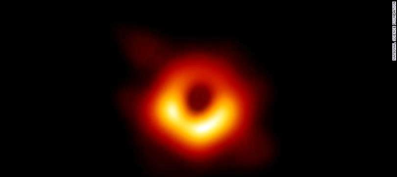 Prima fotografie făcută vreodată unei găuri negre a fost dezvăluită ...