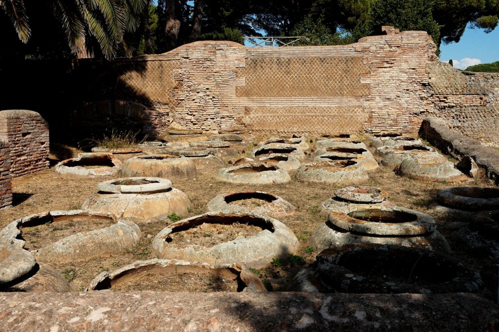Dolia – vase folosite în epoca romană antică pentru depozitarea sau ...